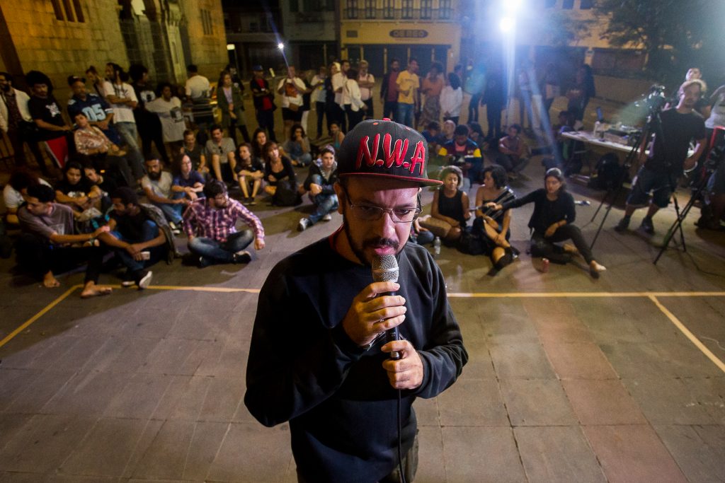 "O slam explode o poema. O verso é livre", uma entrevista com Emerson ...